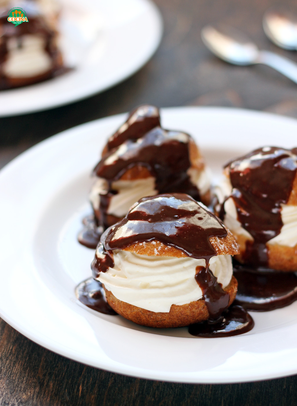 Profiteroles con crema chantilly y salsa de chocolate. Receta | Cocina ...